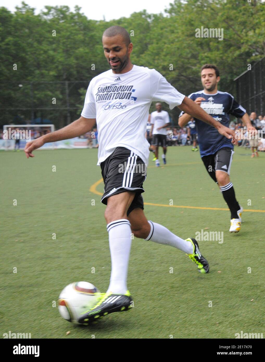 Tony Parker joue au football lors du match de football de Steve Nash ...