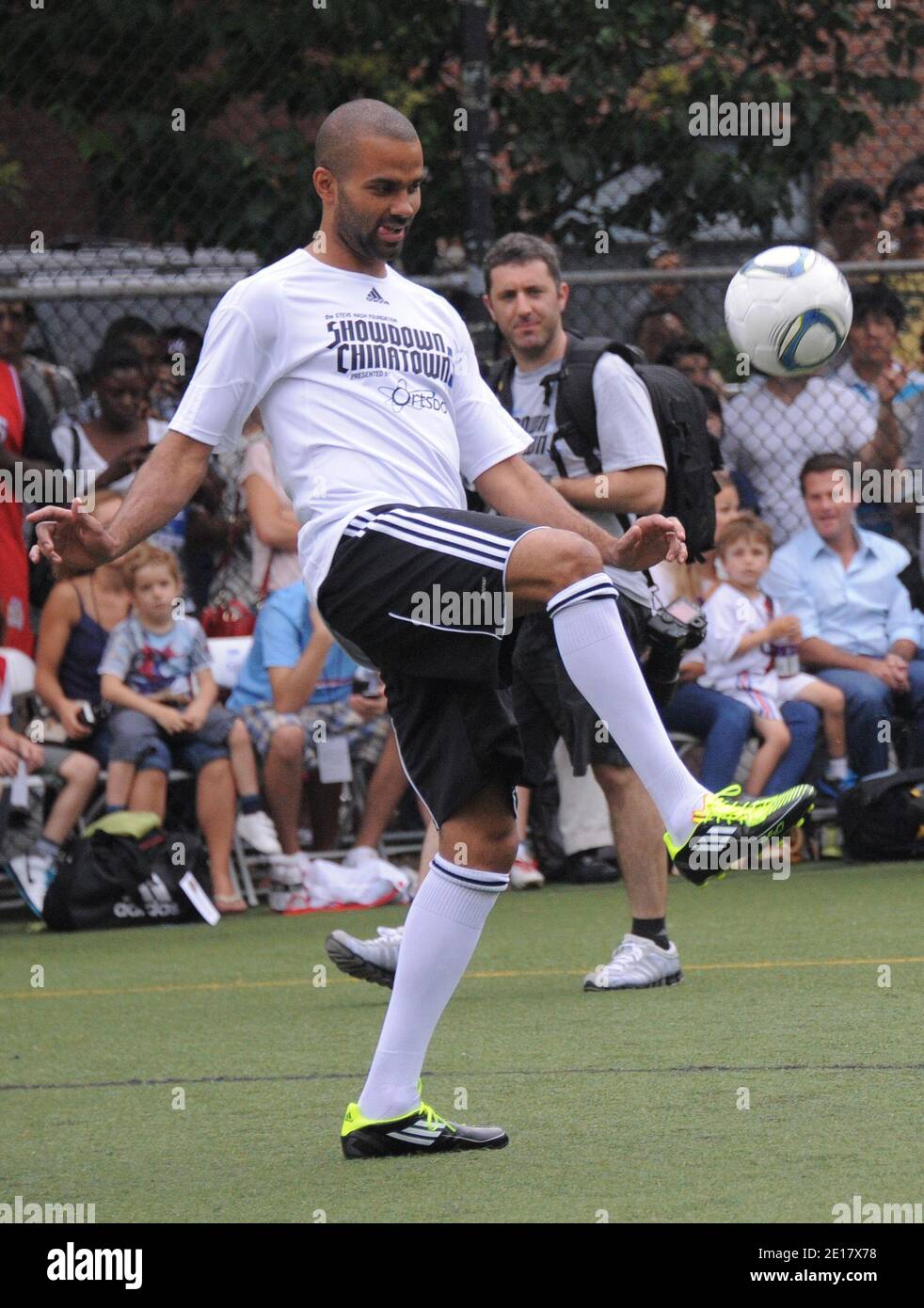 Tony Parker joue au football lors du match de football de Steve Nash ...