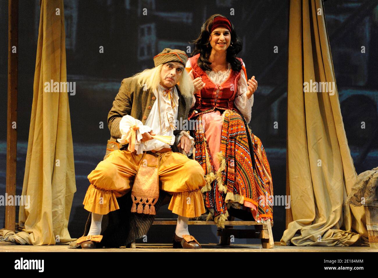 Gerard Holtz jouant le personnage de Geronte dans la pièce de Molière ...