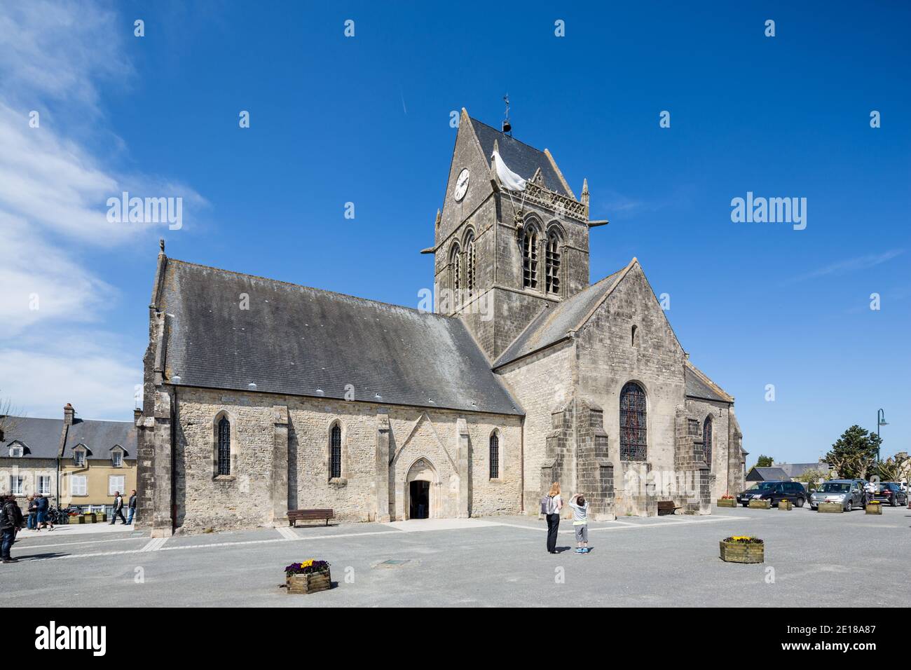 Saint-Élise Normandie 7 mai 2013 : maquette de parachutiste accrochée à ...