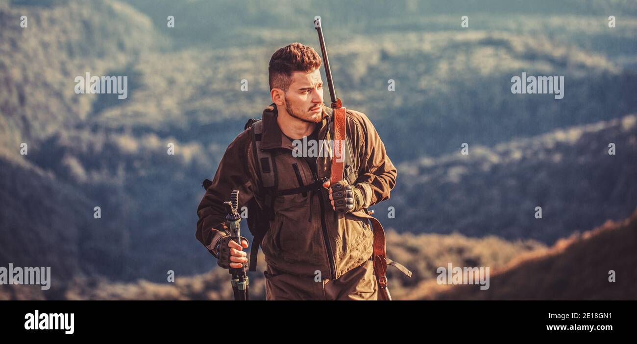 L'homme est à la chasse. Chasse fusil de chasse. Chasseur. Tireur qui ...