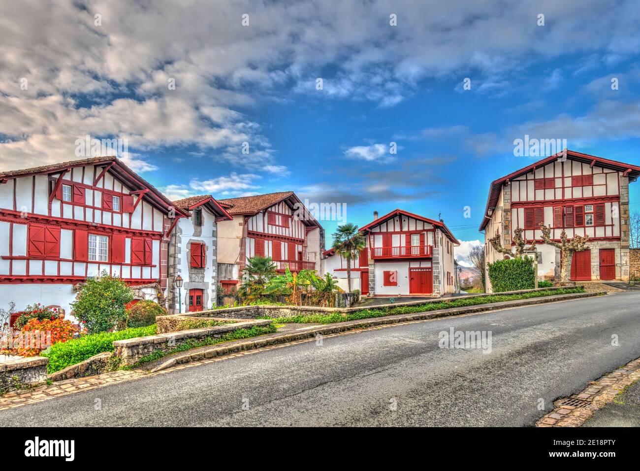 Village d'Ainhoa, pays Basque, HDR image Photo Stock - Alamy