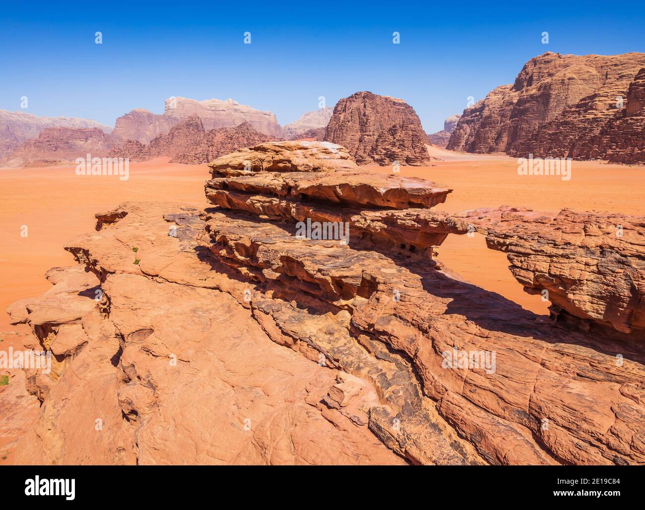 Bridge rock in wadi rum desert Banque de photographies et d’images à ...