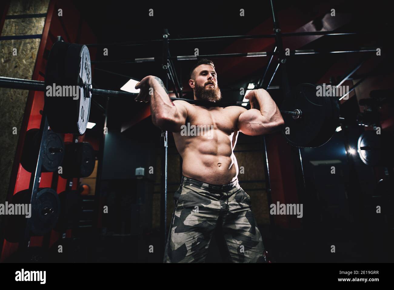 Bodybuilder puissant et motivé, un homme sans crier tenant une barbell ...