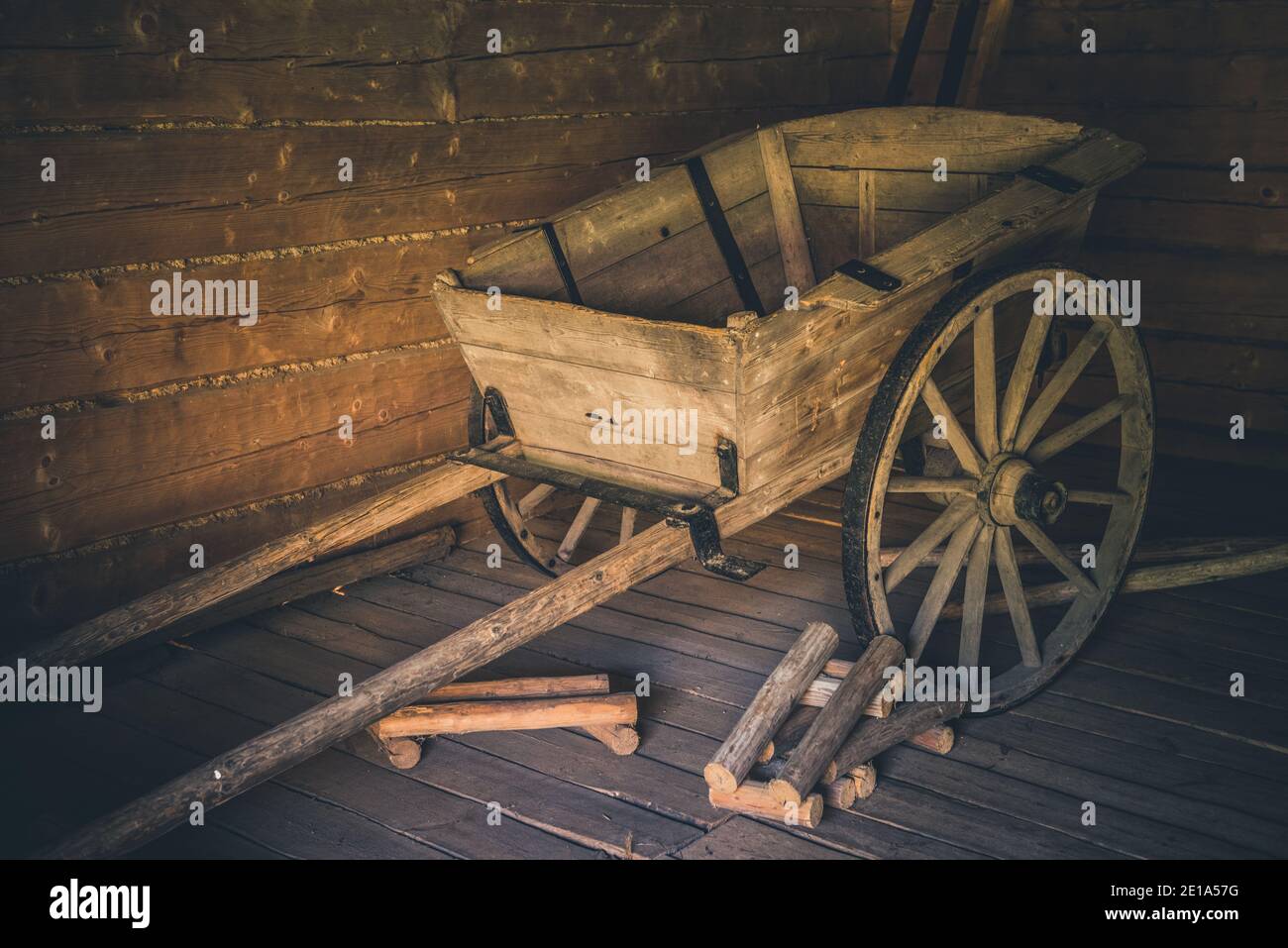 Ancienne charrette en bois vintage une grange. Chariot traditionnel en ...