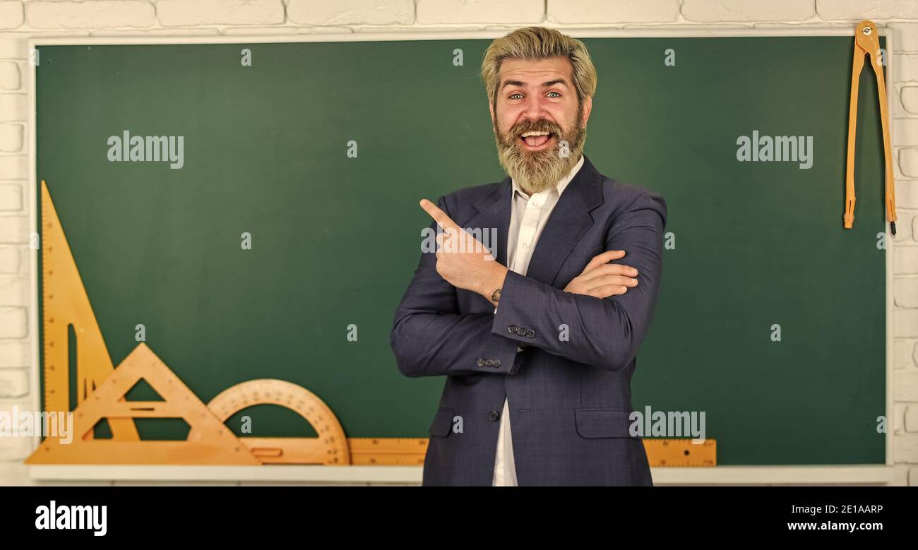 Le professeur explique le sujet difficile. Professeur d'homme devant le ...