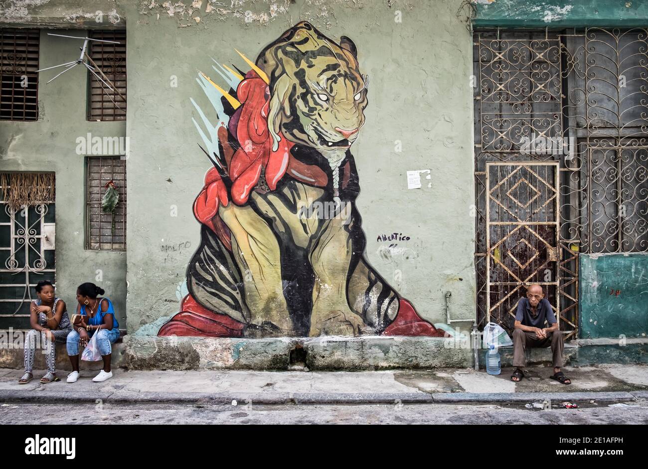 La Havane, Cuba, juillet 2019, personnes assises par une fresque de l ...