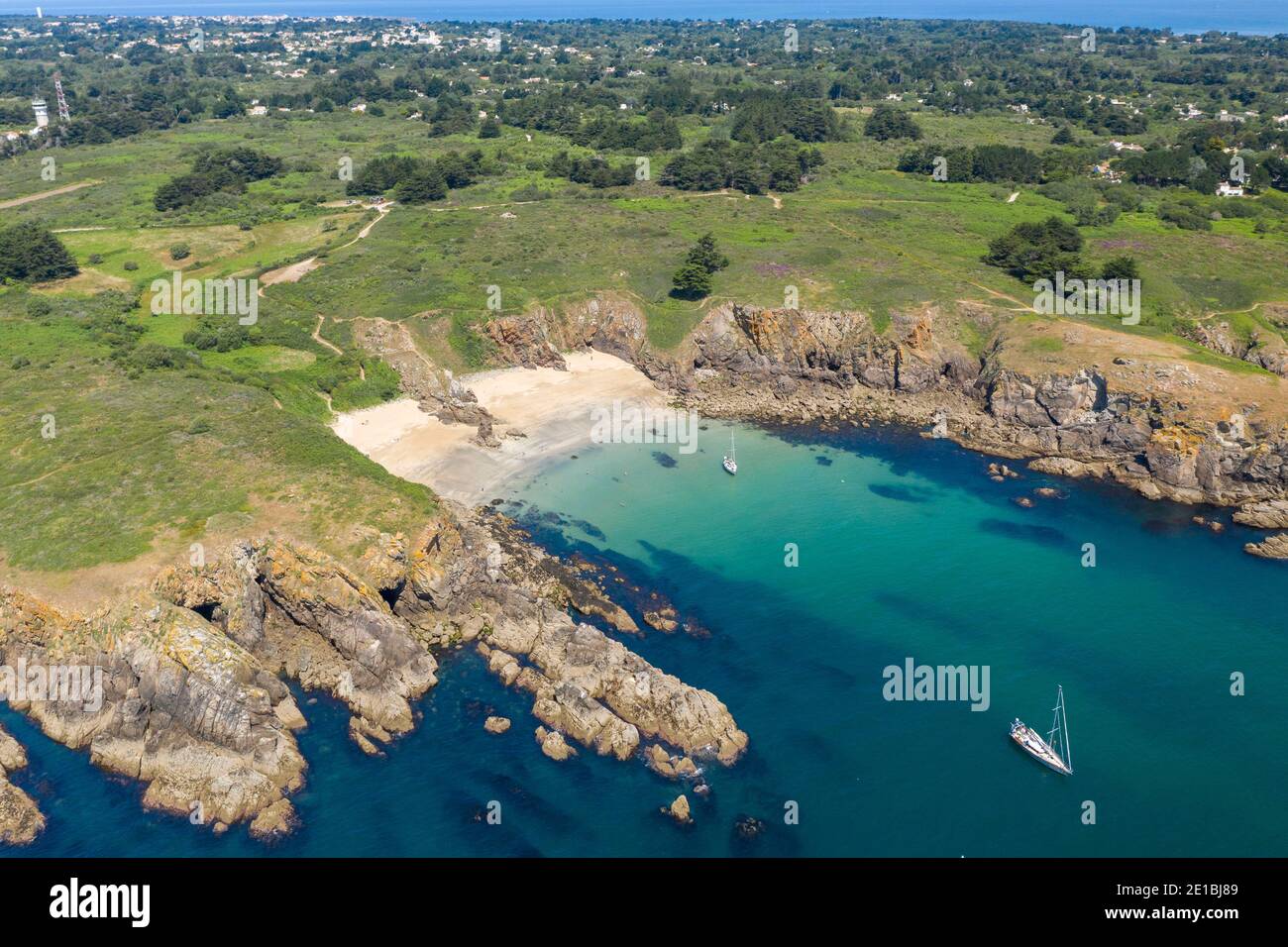 Vue aérienne de la petite crique "anse de Soux" et de sa plage. Navires ...
