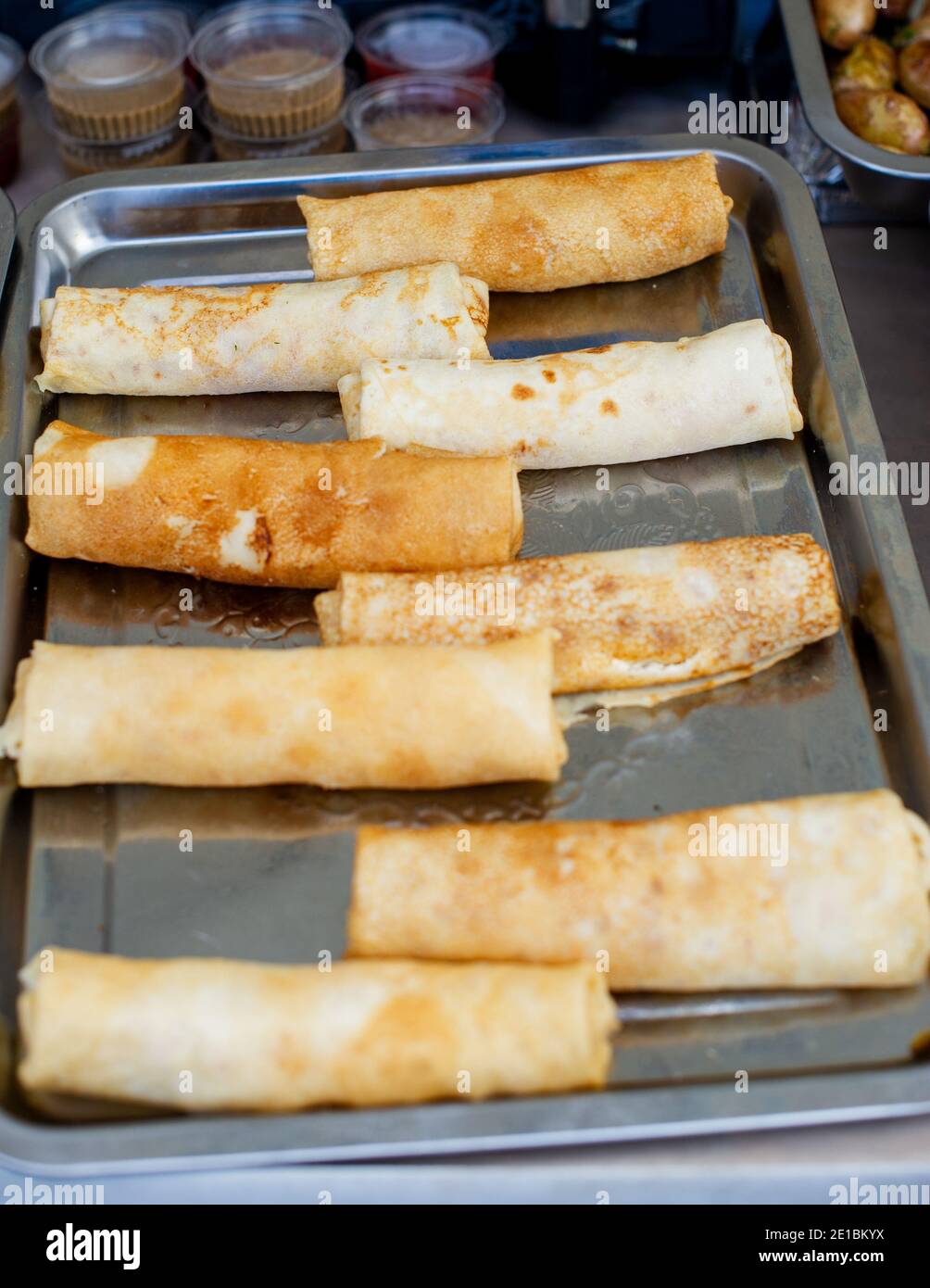 Cuisine de rue. Crêpes farcies avec différentes garnitures. Crêpes ...