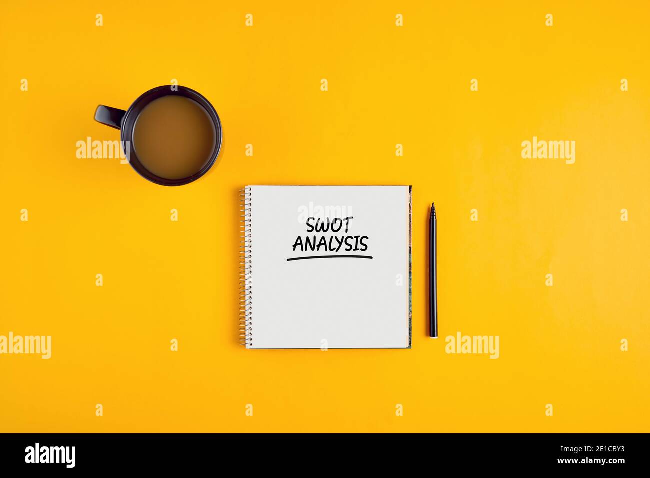 Analyse SWOT écrite sur un bloc-notes avec un stylo et une tasse à café ... Analyse SWOT écrite sur un bloc-notes avec un stylo et une tasse à café ...
