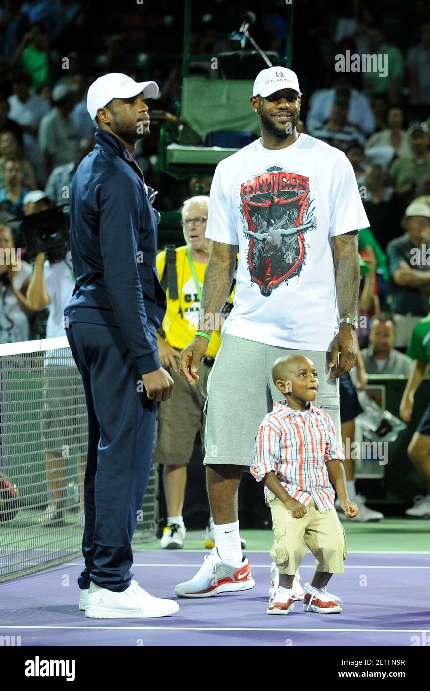 Lebron james and dwyane wade with sons Banque de photographies et d ...