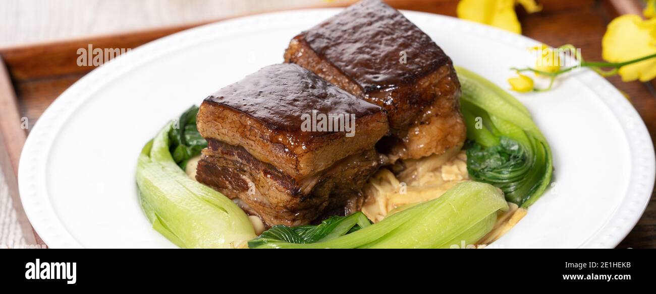 Dong po Rou (viande de porc Dongpo) dans une belle assiette blanche ...