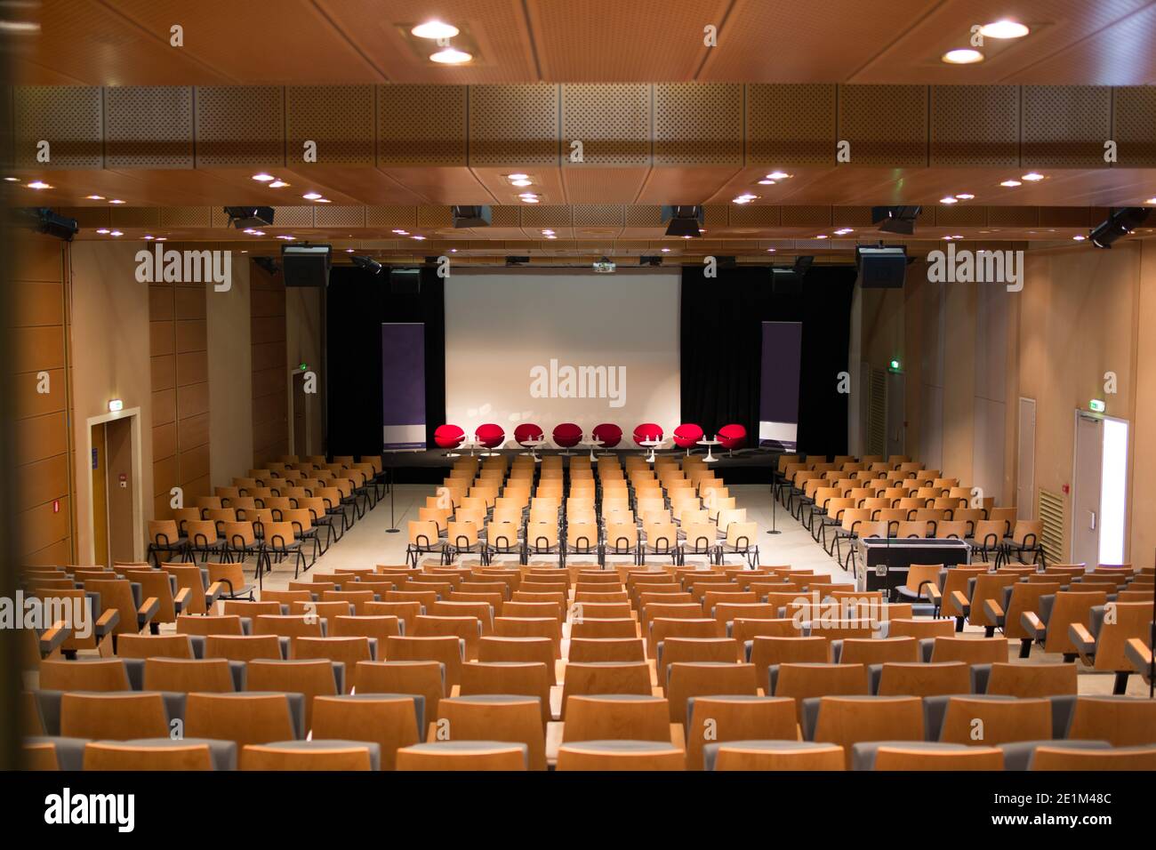Salle de conférence vide ou amphithéâtre avec arrière-plan flou Photo ...