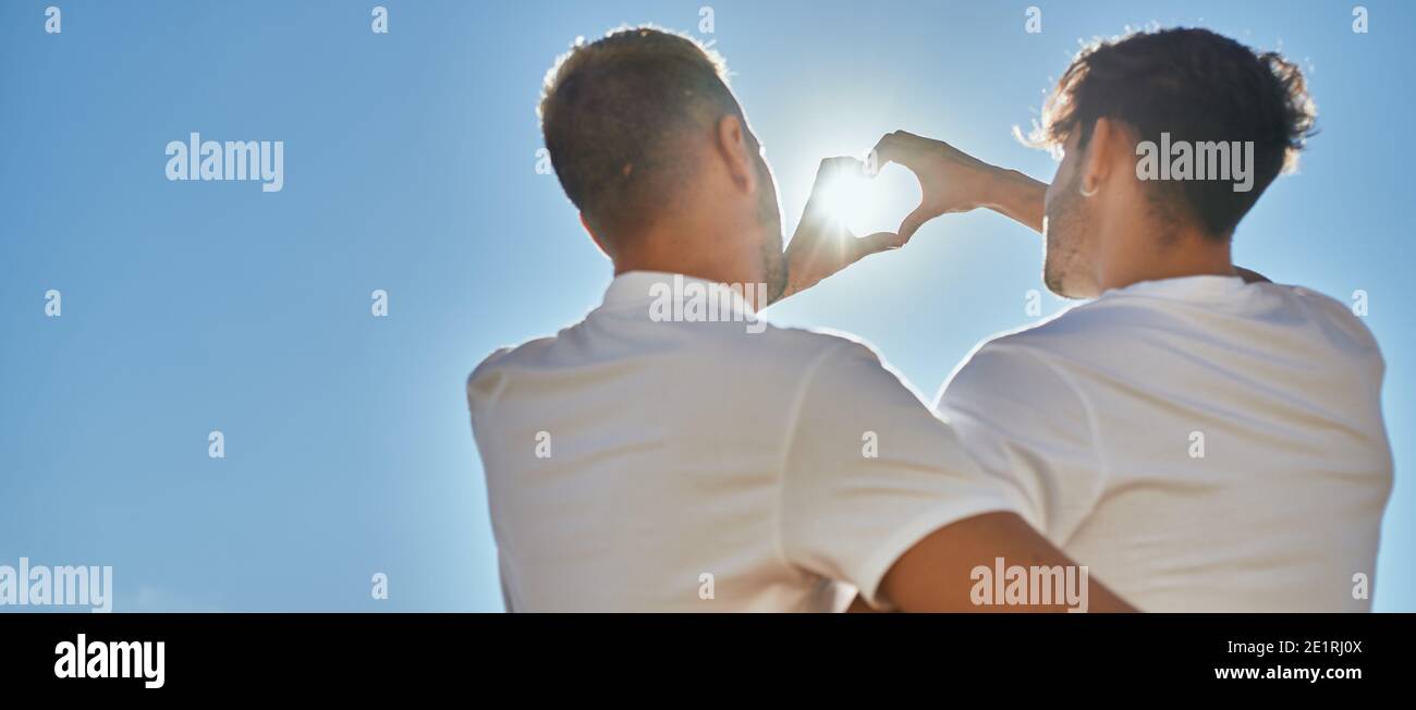 Jeune Gay Couple Sur La Vue Arrière Faisant Le Symbole De Coeur Avec