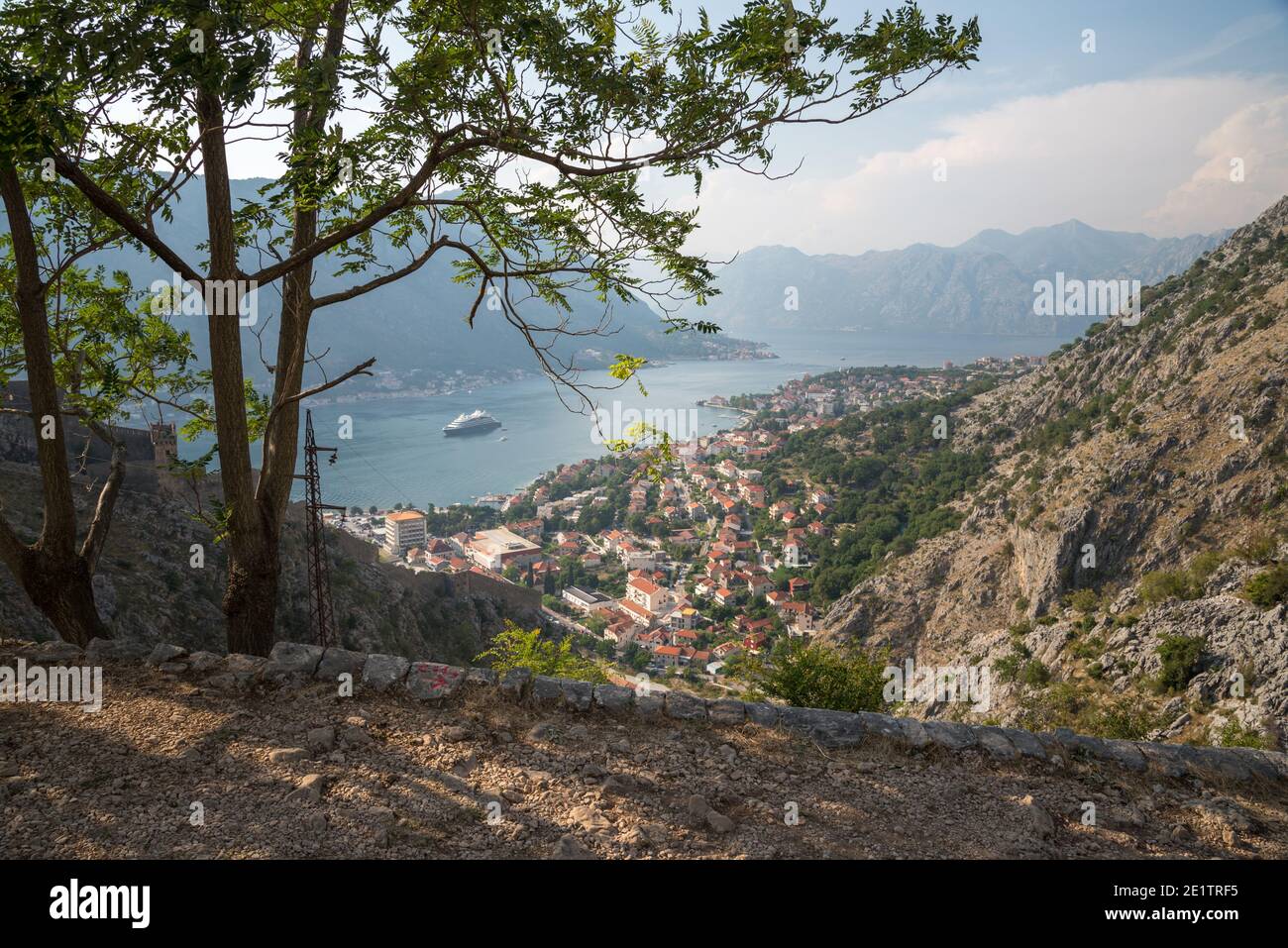 Chemin sinueux conduit Banque de photographies et d’images à haute ...