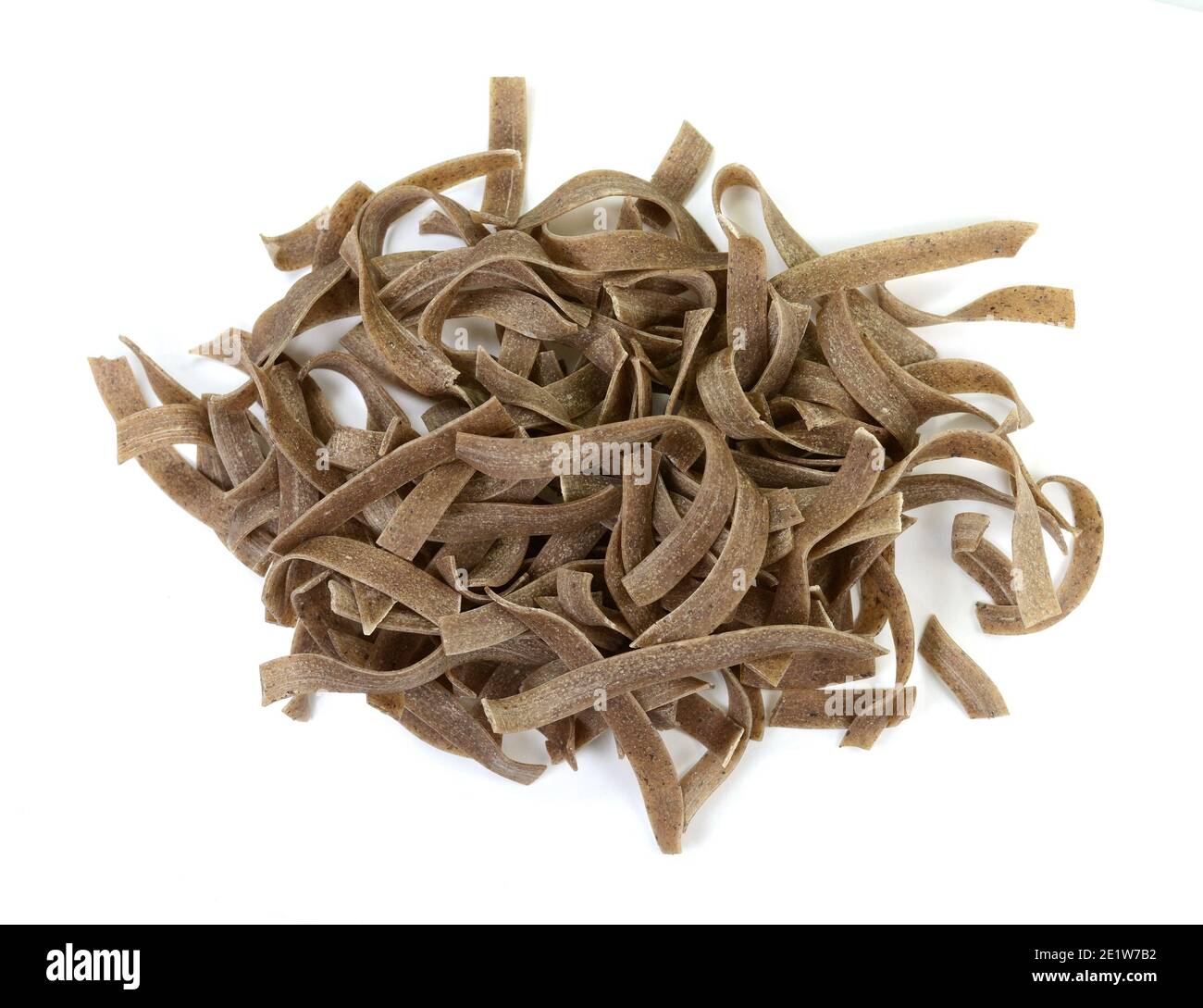Pâtes de sarrasin à l'ancooté sèches sur fond blanc. Tagliatella pâtes ...