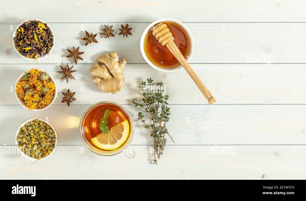 Tasse de fruits fraîchement infusés et de tisane à la menthe, au citron ...