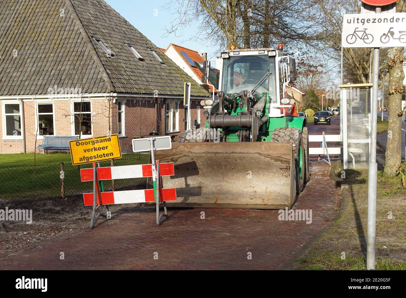 Bulldozer roue avec godet à la rue dans le village néerlandais de ...