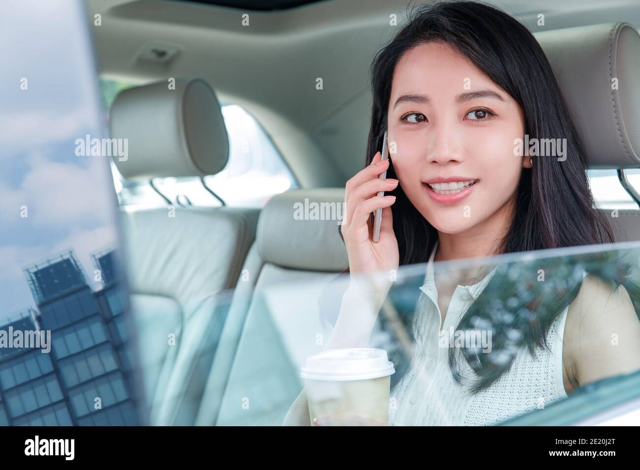 Assis sur la voiture en souriant Banque de photographies et d’images à ...