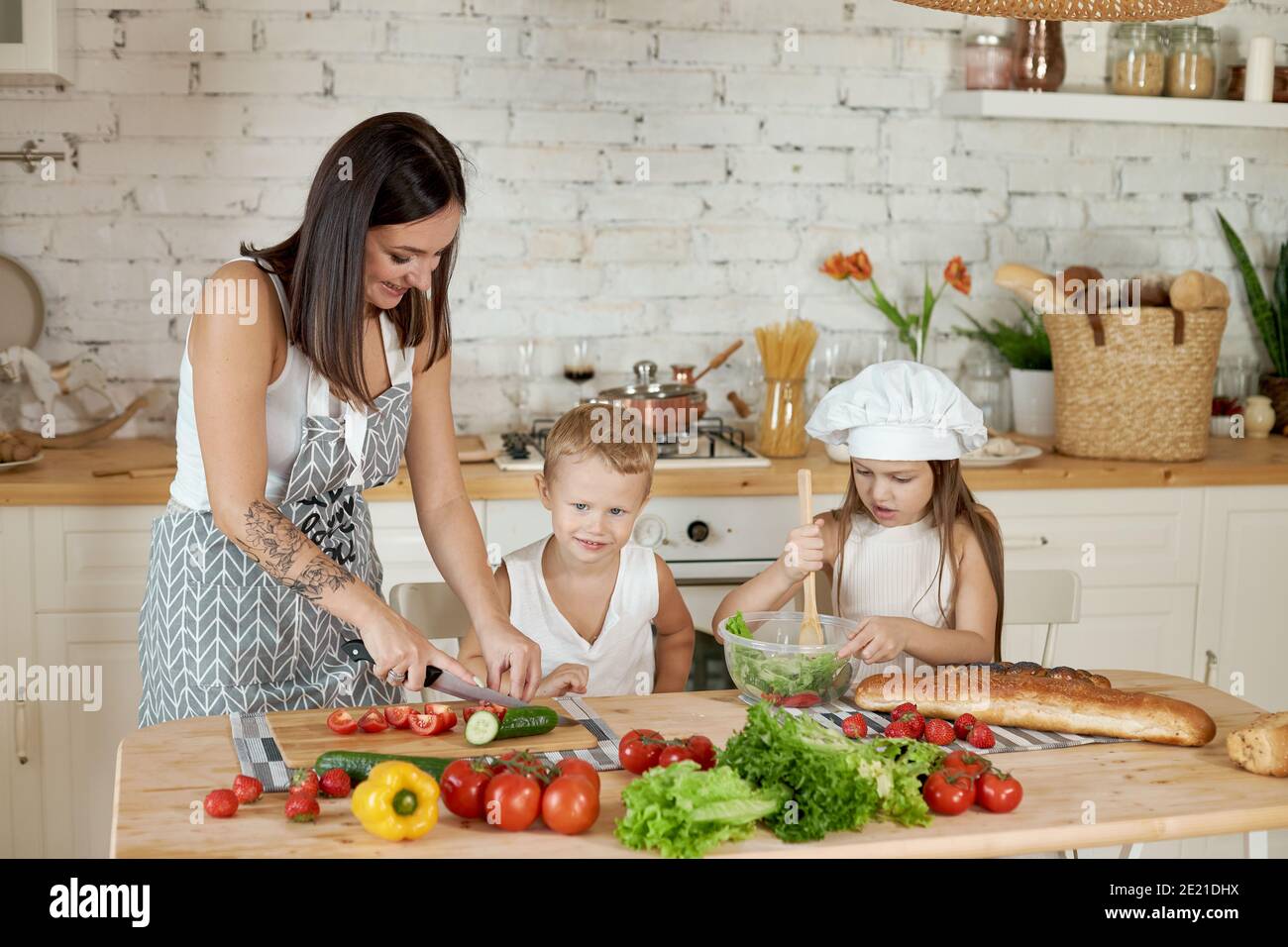 Mère prépare le déjeuner Banque de photographies et d’images à haute ...