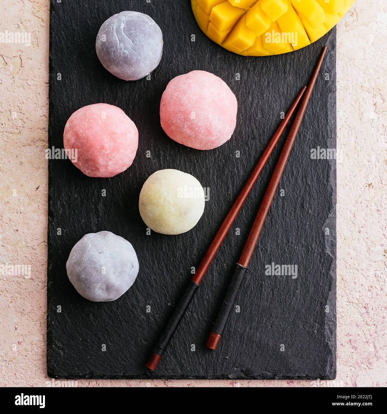 Crème glacée japonaise Mochi dans la pâte de riz. Dessert japonais ...