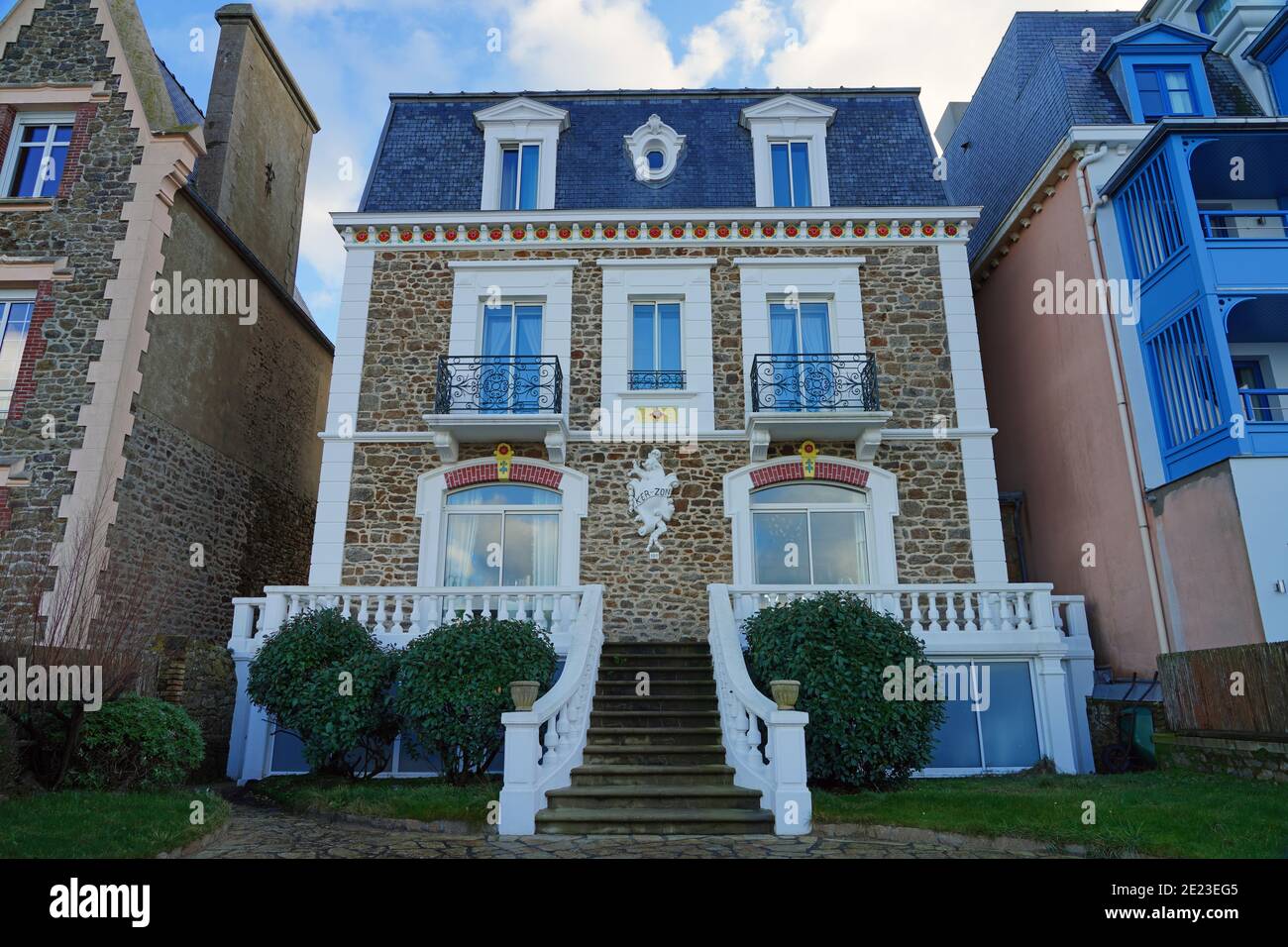 SAINT MALO, FRANCE -1 2021 JANV. - Maisons en bois et pierre colorées ...