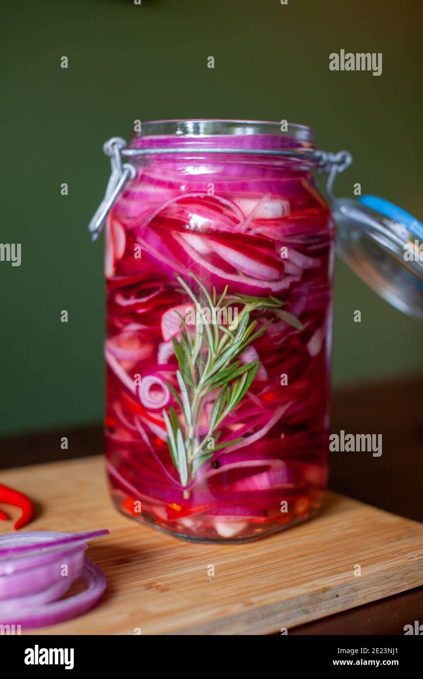 Oignons rouges marinés, sucrés et épicés faits maison, tranchés dans un ...