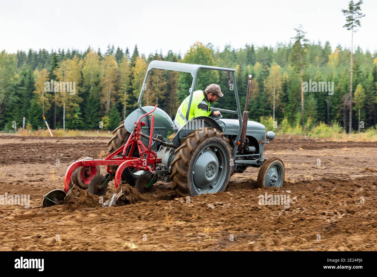 Homme labourant le terrain Banque de photographies et d’images à haute ...