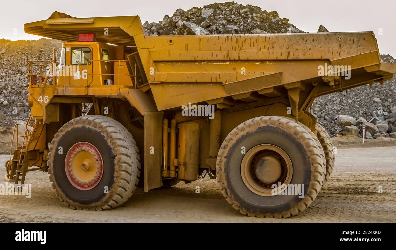 Mine à ciel ouvert avec un grand camion jaune chargé de platine ...