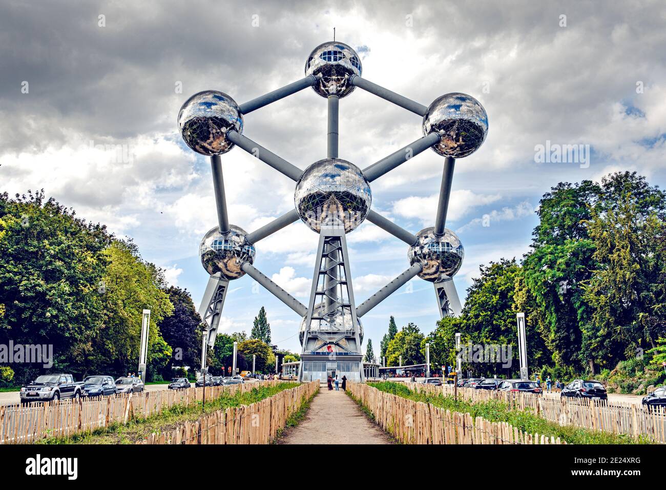 Bruxelles, Belgique - 20 juillet 2020 : Atomium est un modèle à atome de fer de 102 mètres de ...