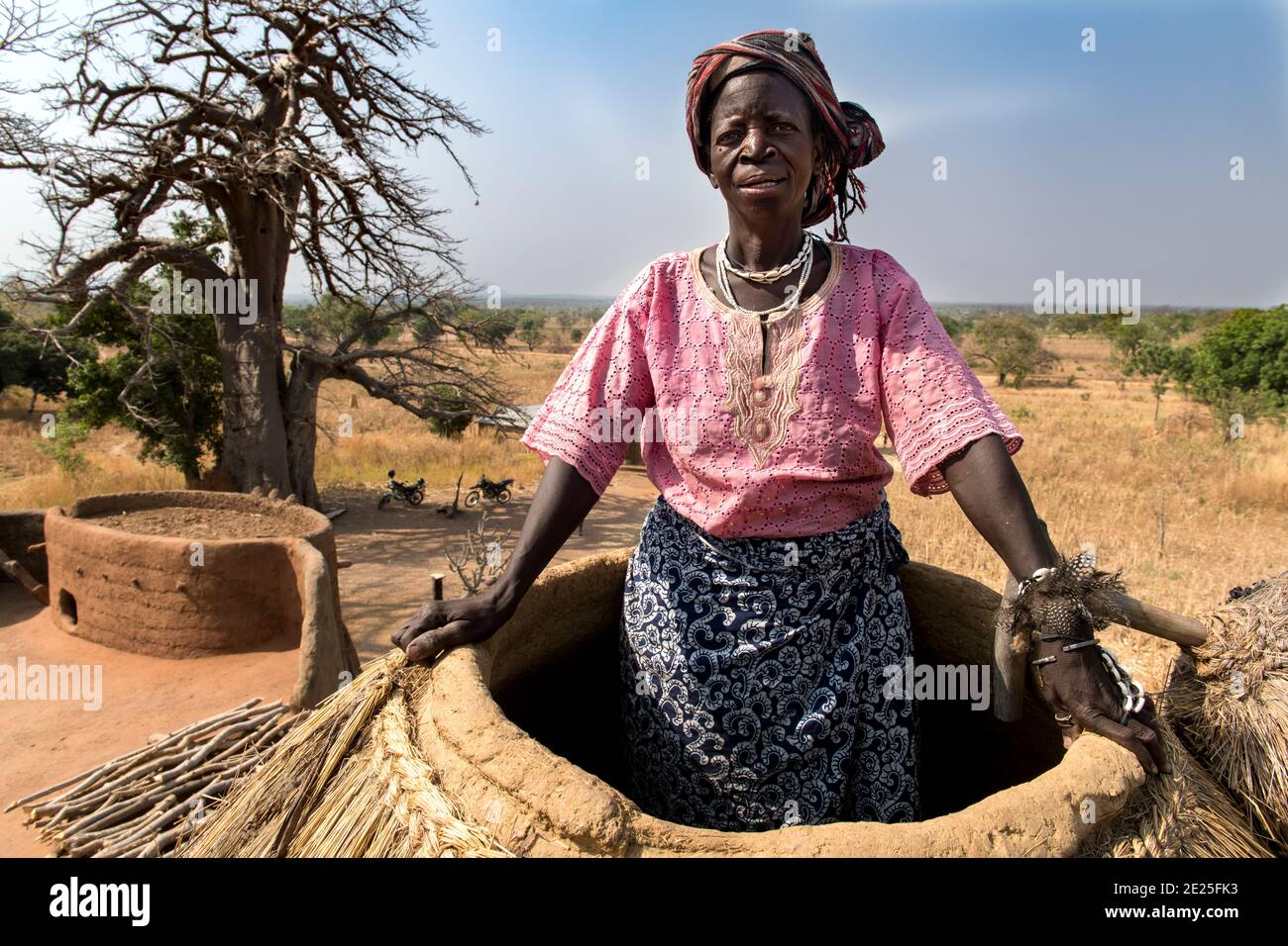 Ancienne Batammariba se tenant dans le grenier au-dessus de sa ...