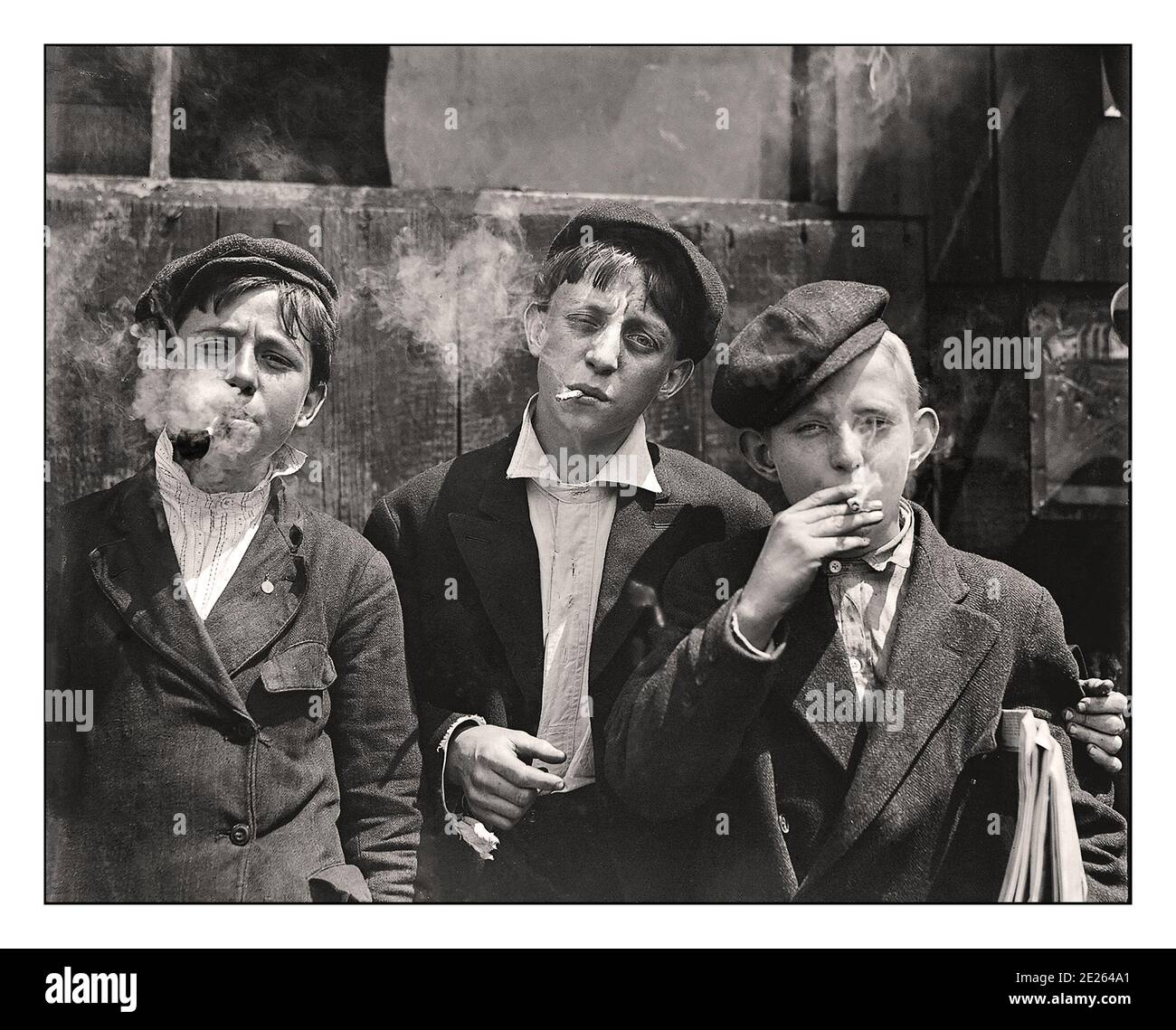 Smoking cigarettes Banque de photographies et d’images à haute ...
