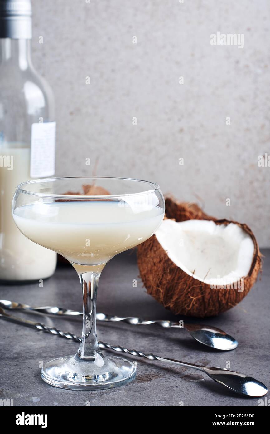Boire dans une noix de coco Banque de photographies et d’images à haute ...