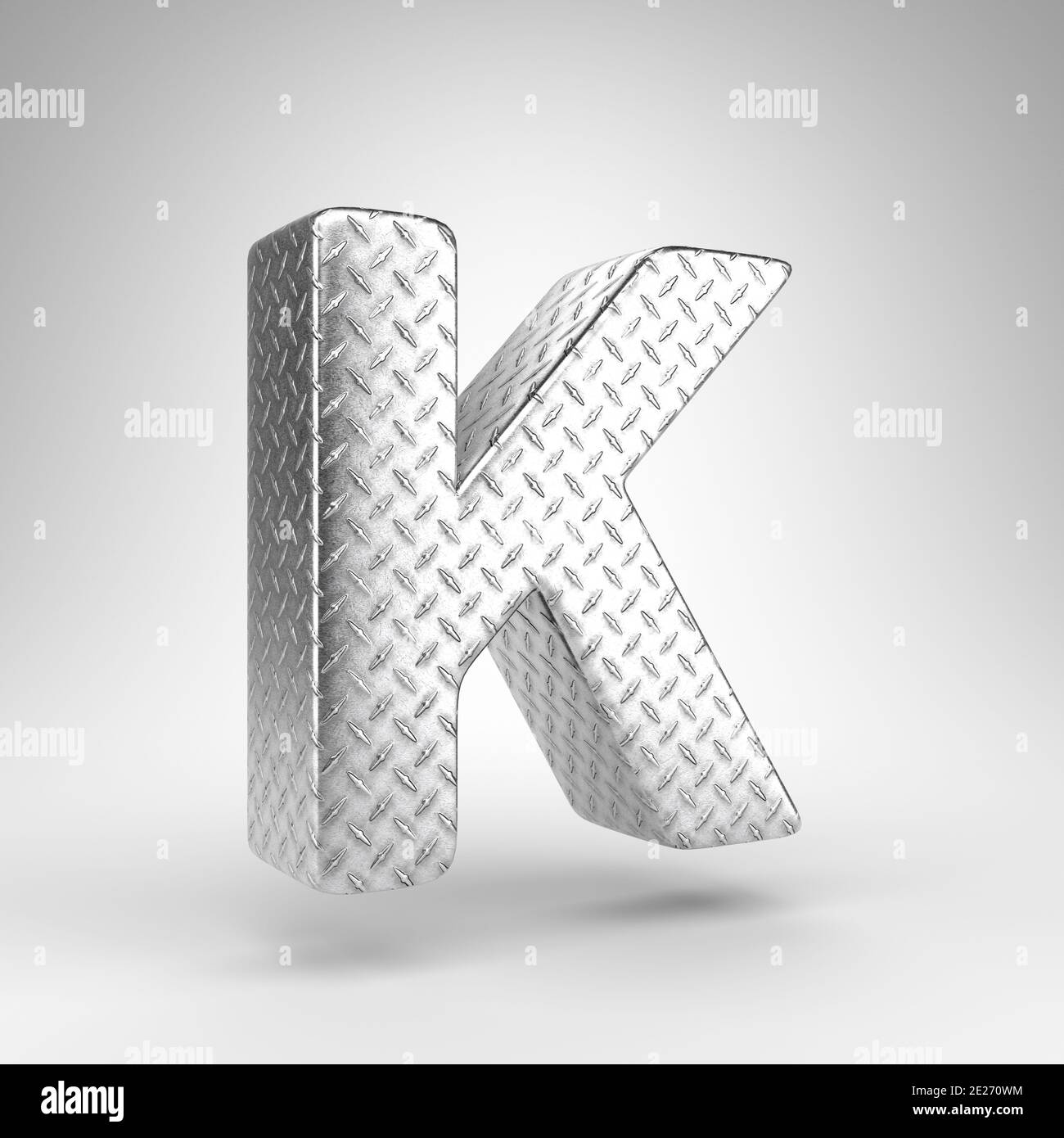 Lettre K majuscule sur fond blanc. Police de rendu 3D en aluminium avec texture de plaque à ...