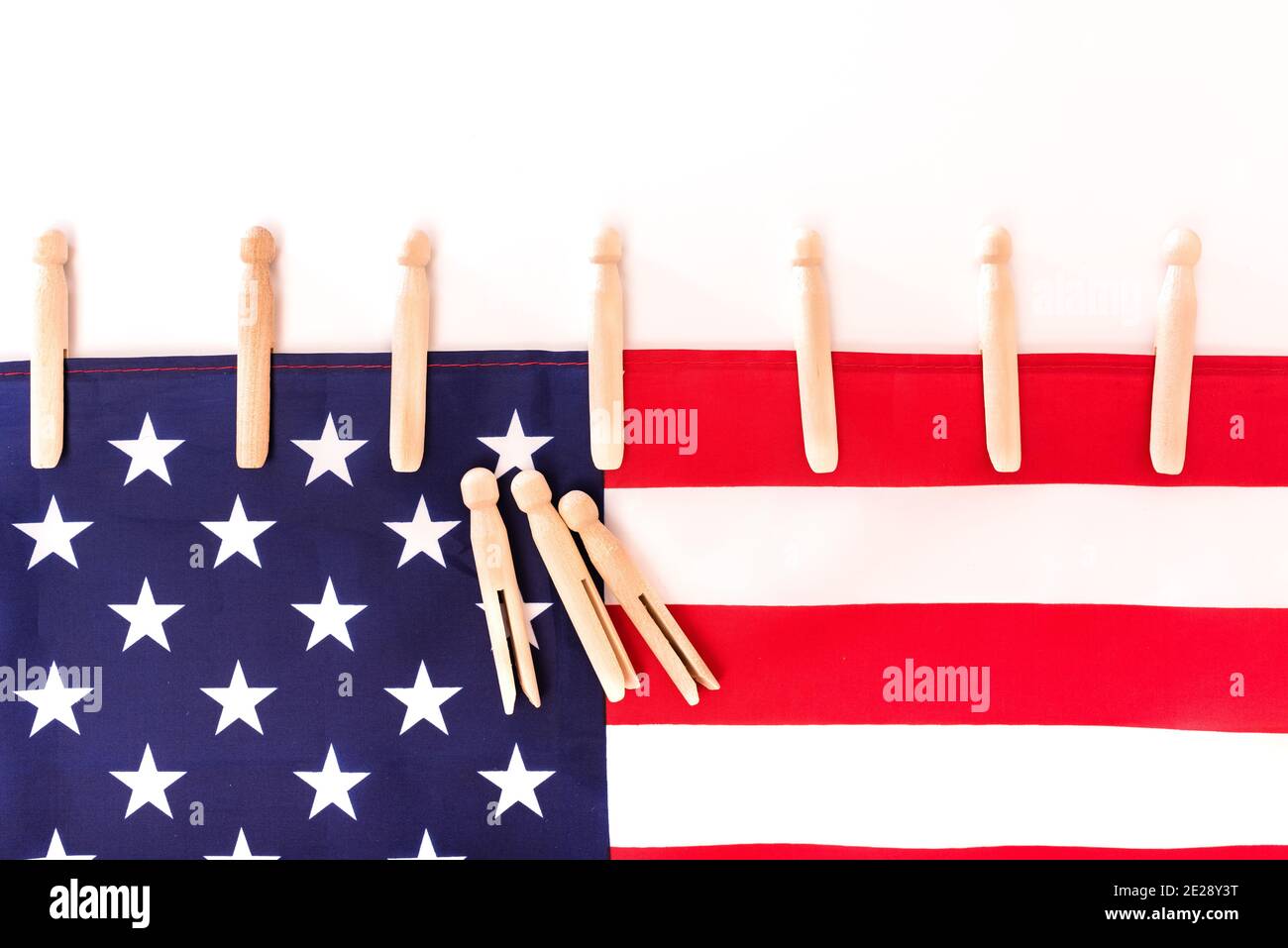 Drapeau américain attaché avec des épingles à linge sur fond blanc ...