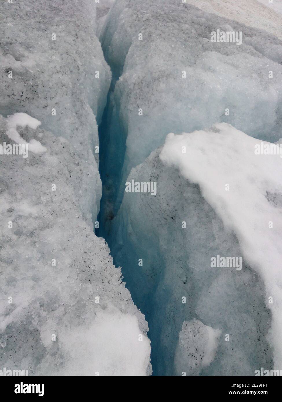 Fissure dans la glace d'un glacier due au réchauffement de la planète ...