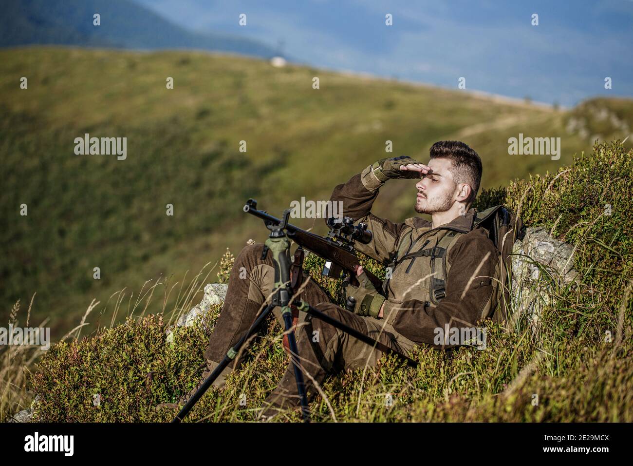 Chasseur avec arme de chasse et forme de chasse à la chasse. Hunter est ...