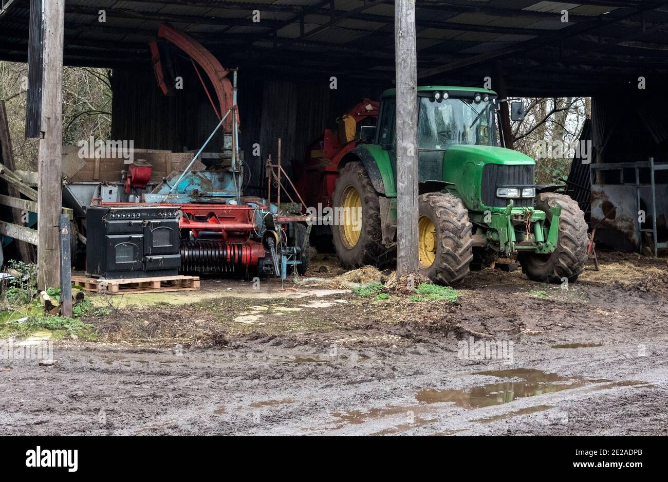 Matériel agricole conservé sous couvert Photo Stock - Alamy