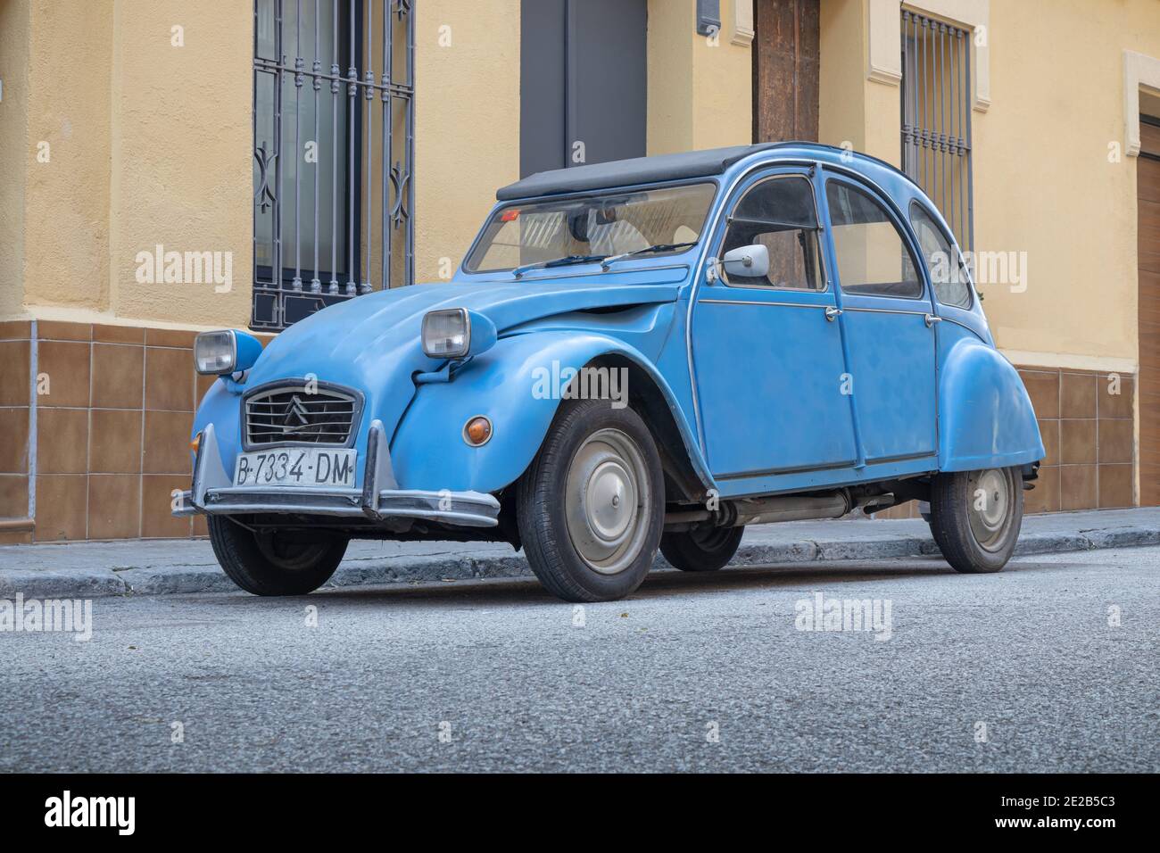 Citroen bleu 2cv Banque de photographies et d’images à haute résolution ...