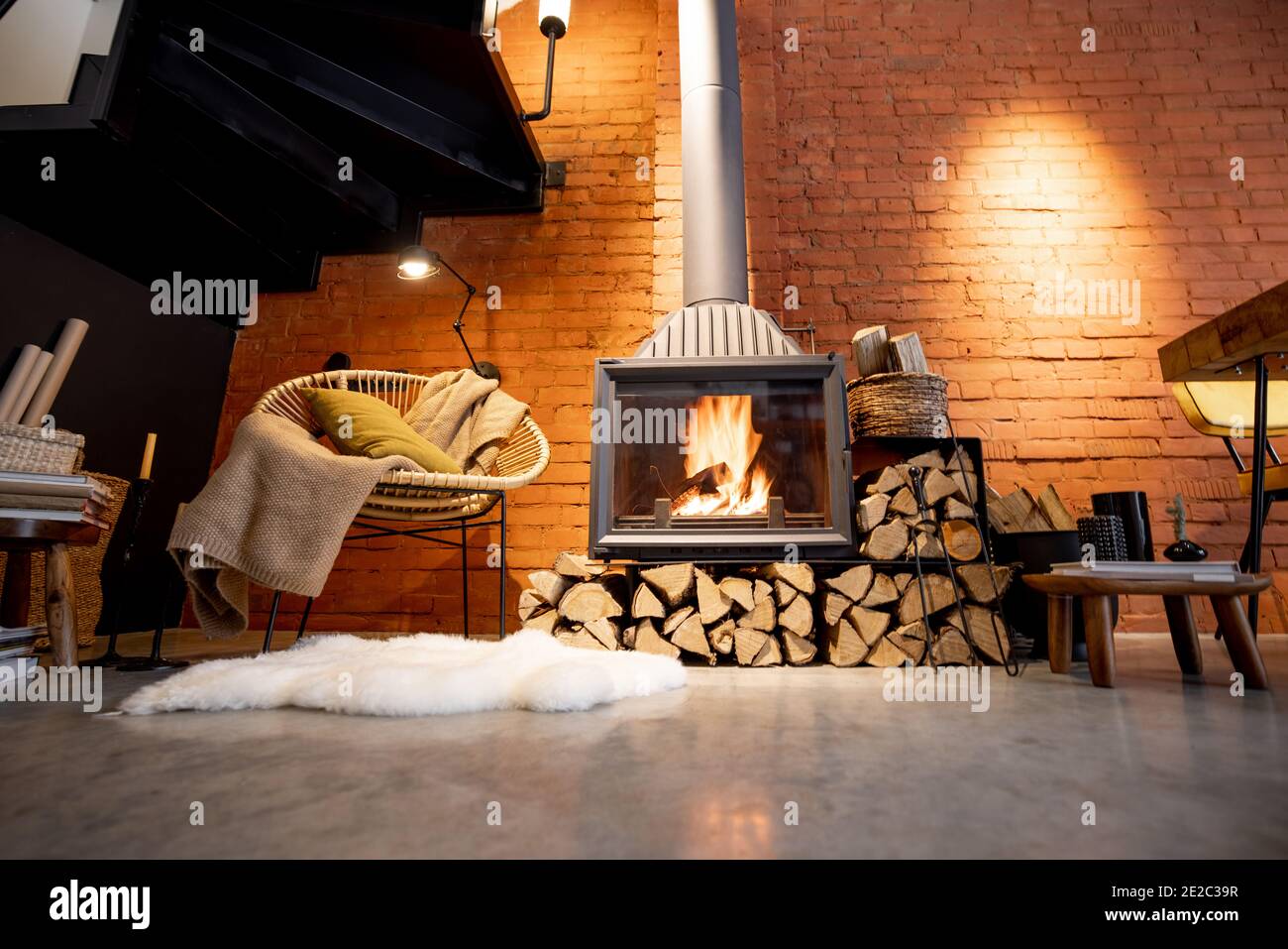 Cheminée confortable avec bois de chauffage dans la maison de style ...