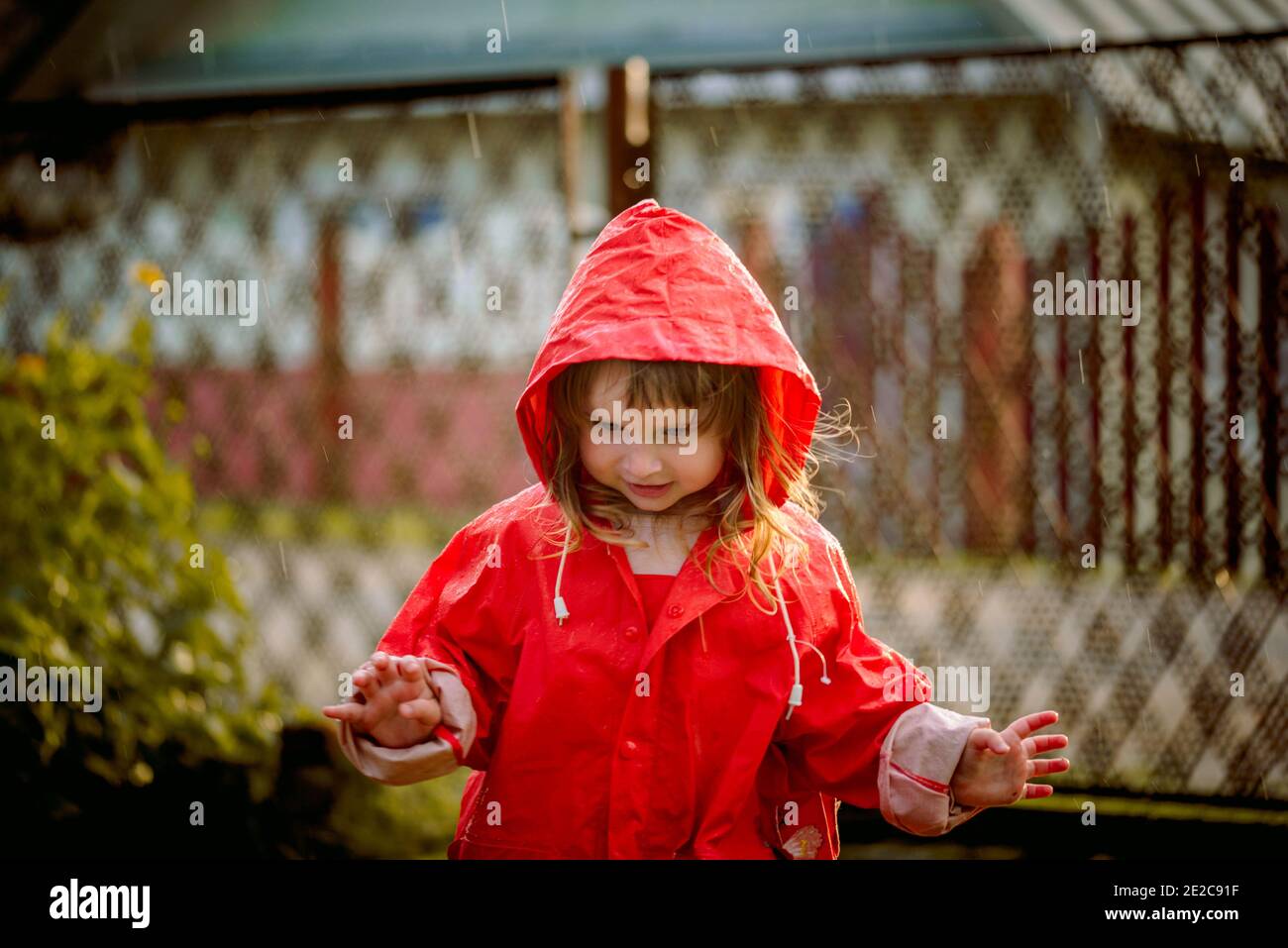 Enfant sautant dans une flaque d'eau Banque de photographies et d ...