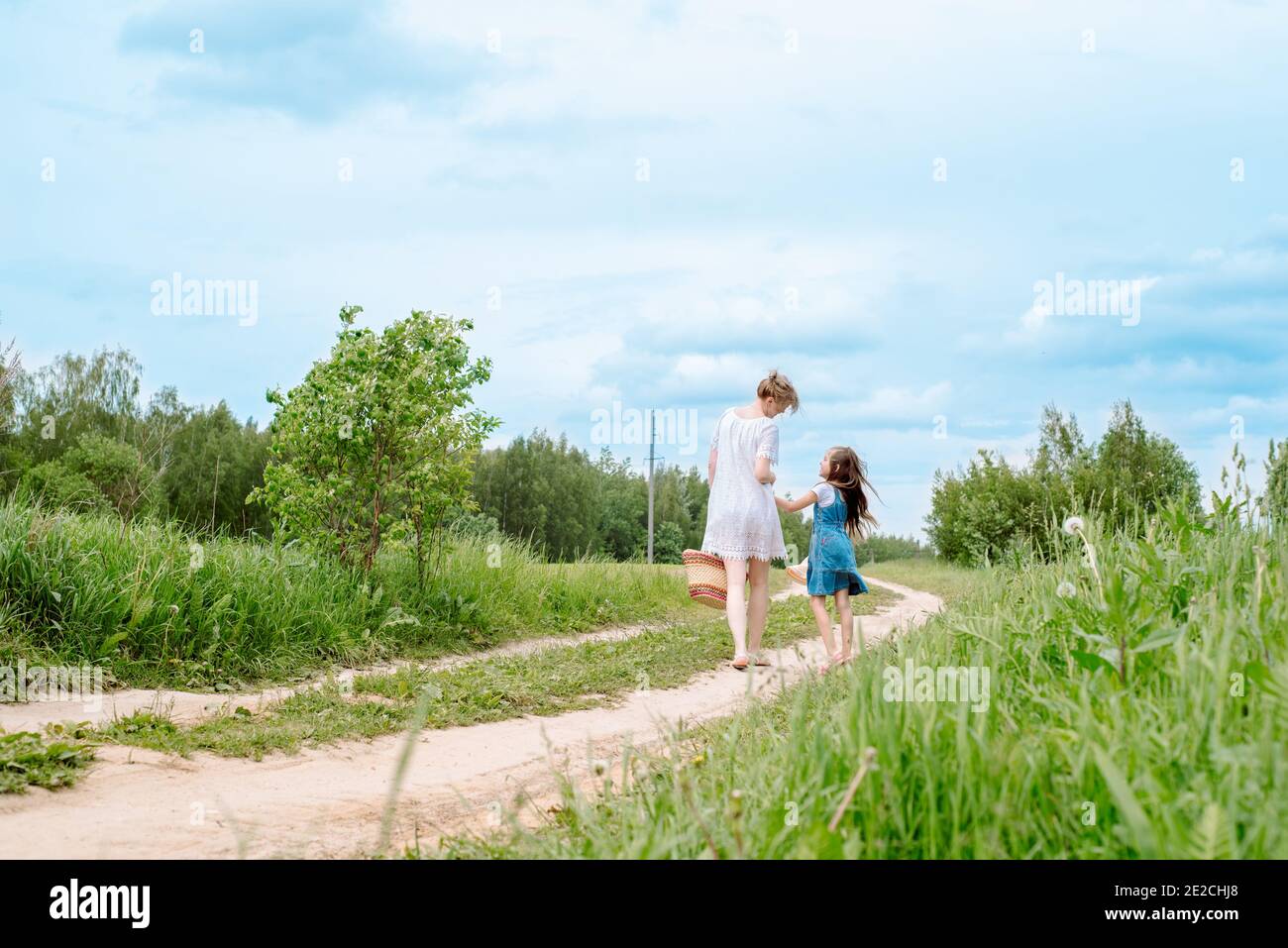 une promenade le long d'une route de campagne, mère et fille, un chemin ...