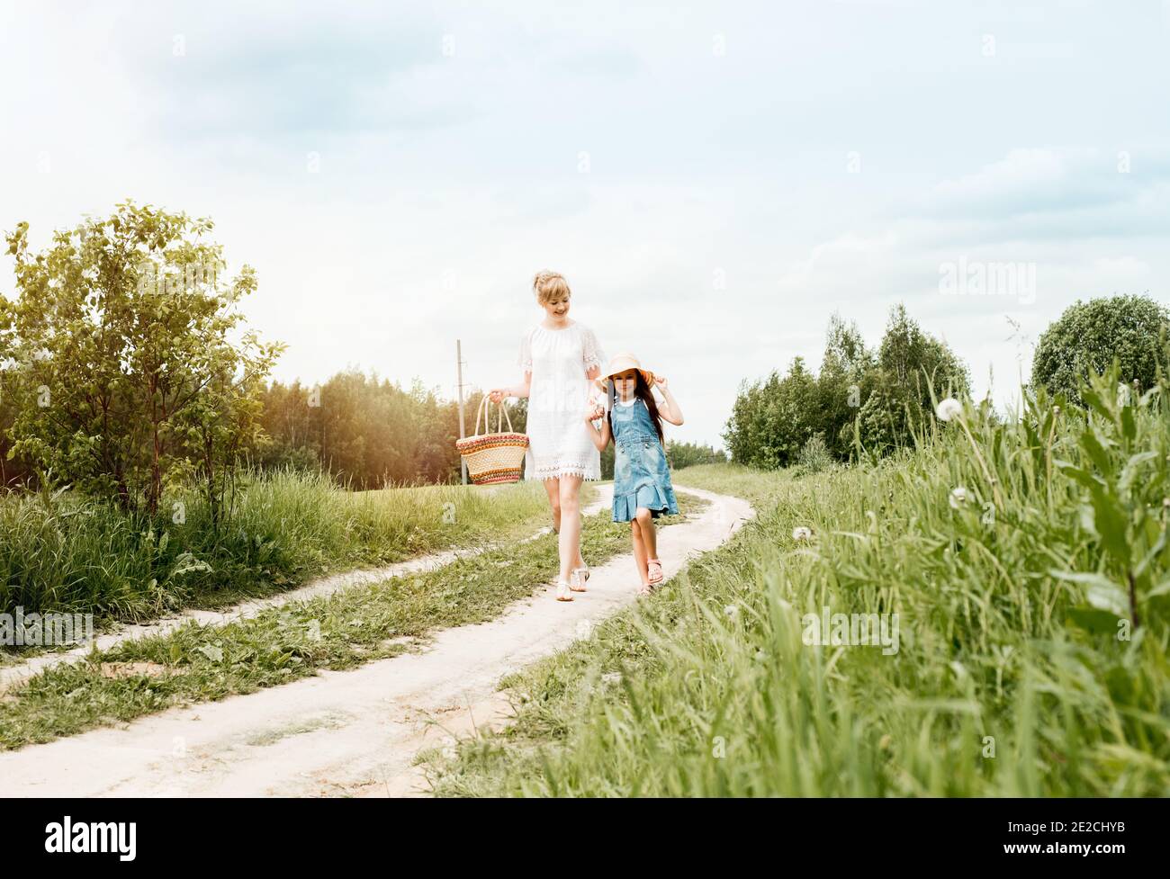 une promenade le long d'une route de campagne, mère et fille, un chemin ...