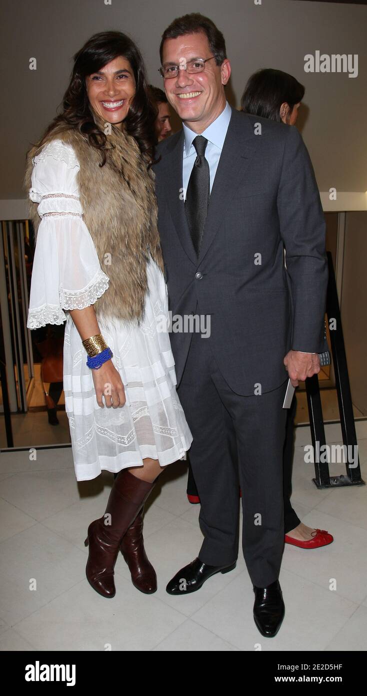 (G-D) Sandra Murcia et Laurent Dumas posant lors de la première de 'une femme Nommee Marie', le ...