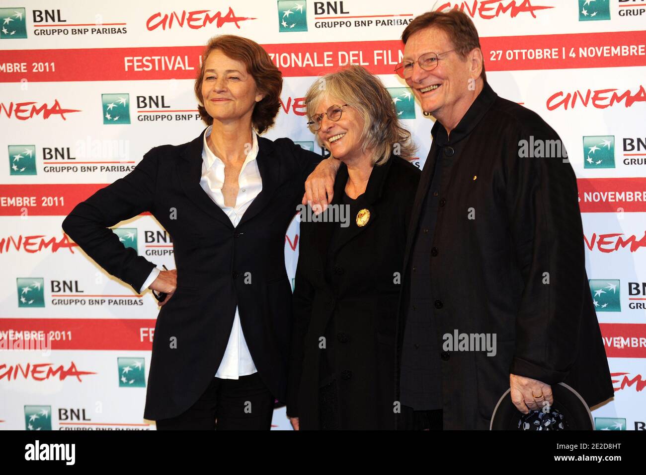Fred Schepei, l'épouse Mary Schepei (C) et Charlotte Rampling, membre ...