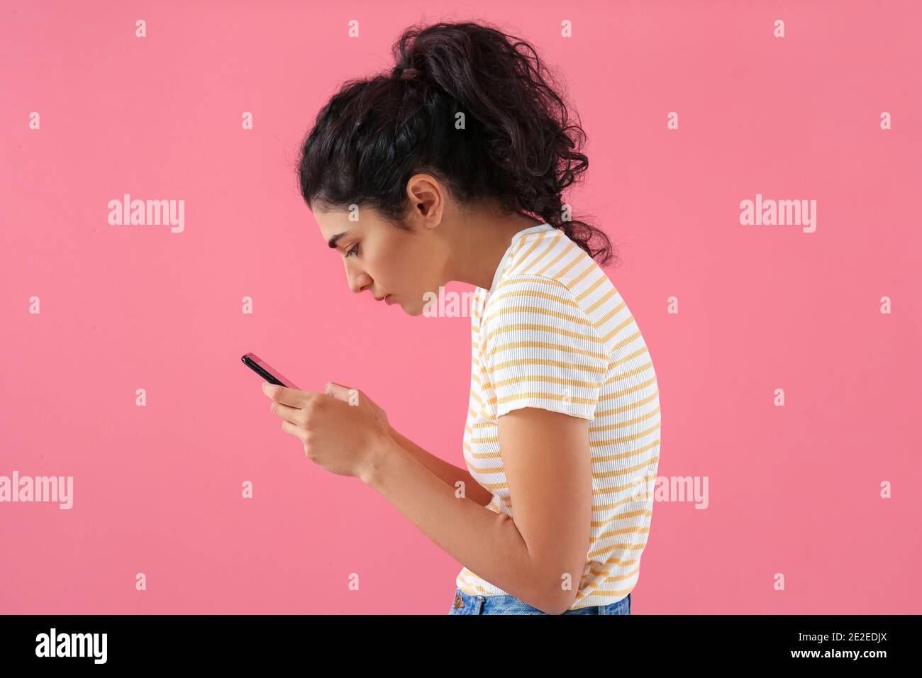 Jeune femme avec mauvaise posture en utilisant le téléphone mobile sur ...
