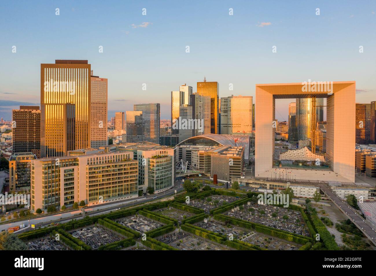 Paris, France - 20 juin 2020 : tir de drone aérien de gratte-ciel en ...
