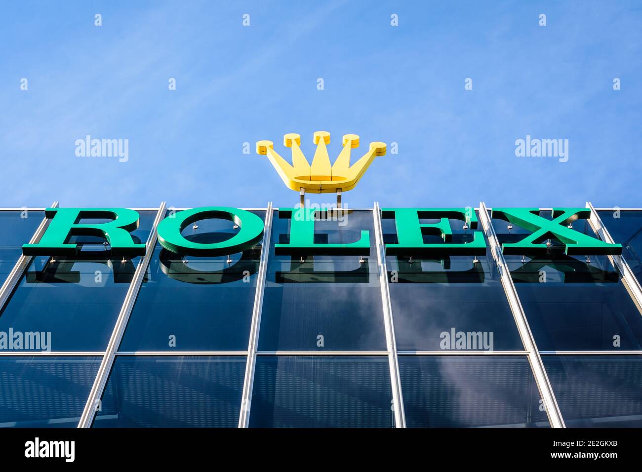 Vue à angle bas du logo Rolex en haut d'un bâtiment au siège de la ...