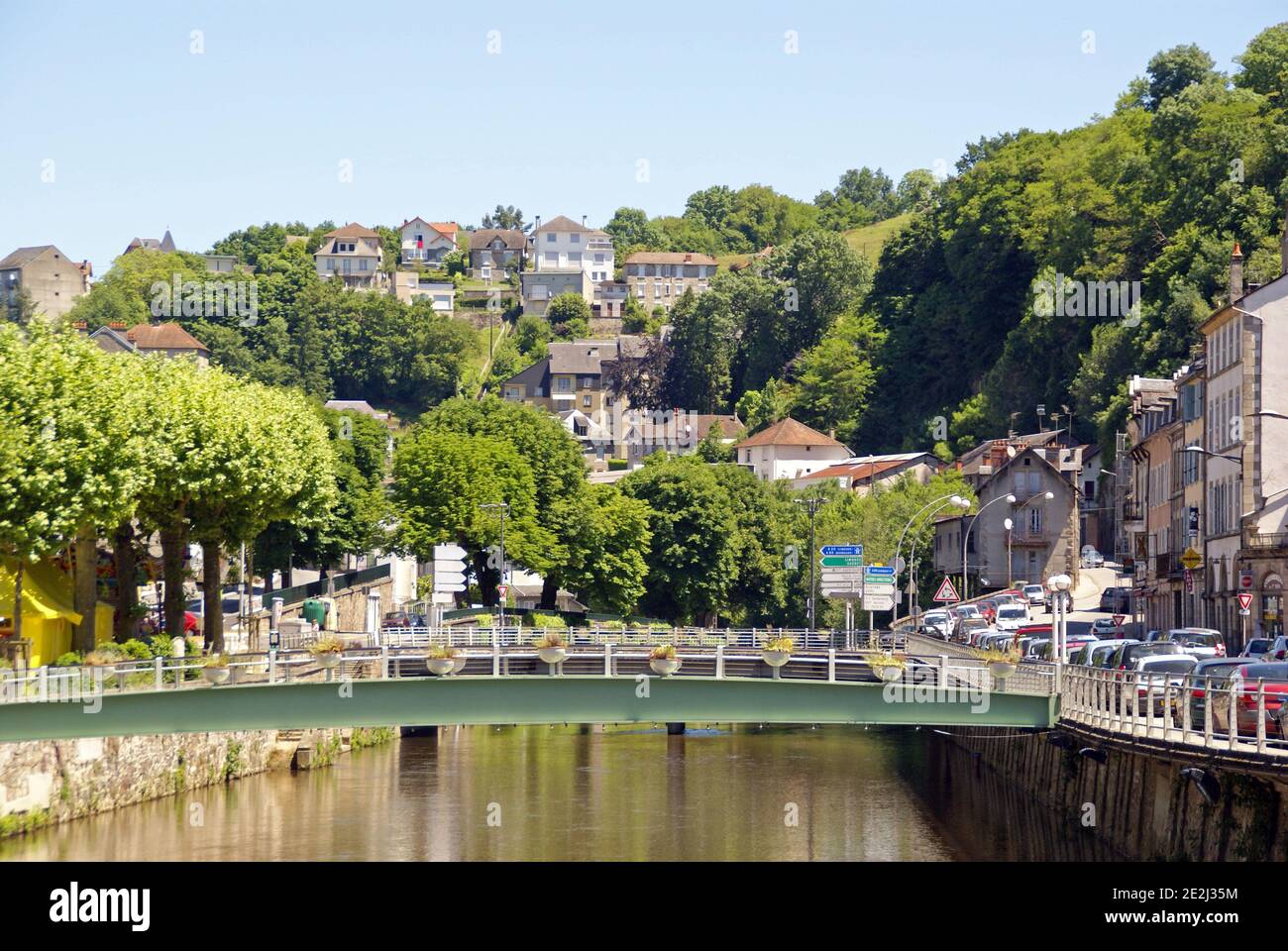 La rivière Corrèze dans la ville de Tulle, dans le sud du Limousin, en ...