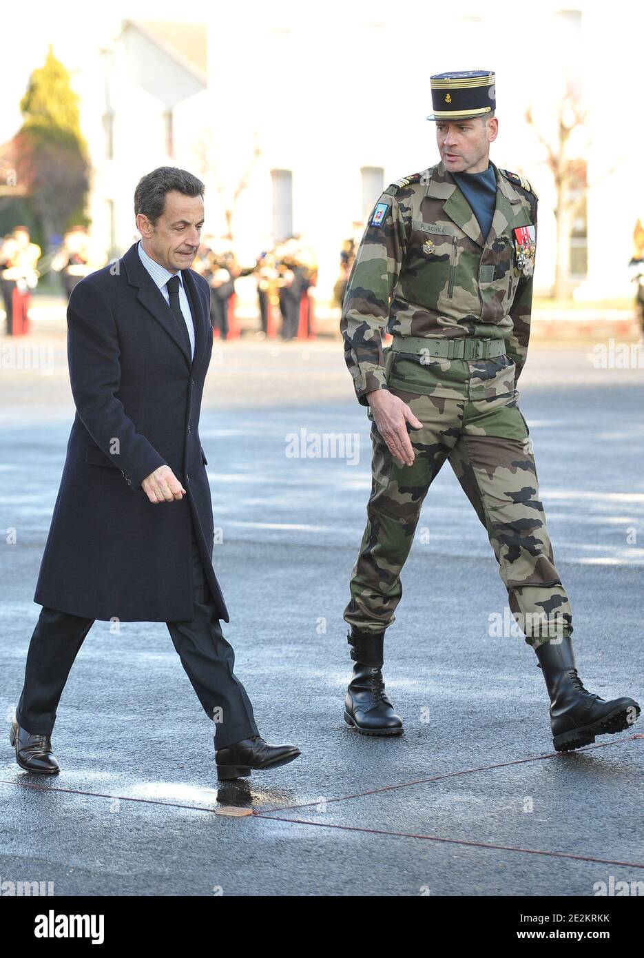 Le président français Nicolas Sarkozy le colonel Pierre Schill passe en ...